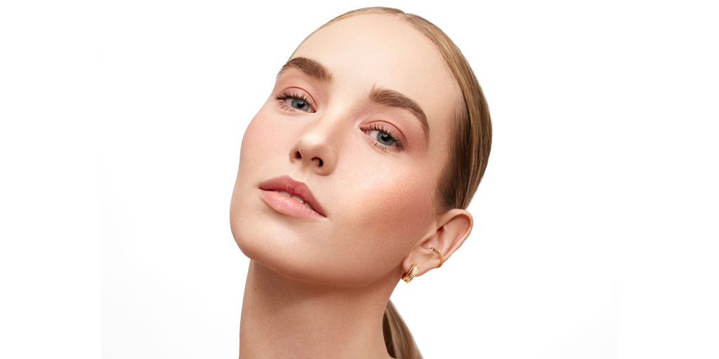 How to Achieve a Dewy Makeup Look: Foundation Techniques and Products